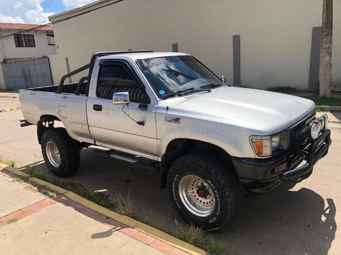 Tumomo.com Hermosa toyota hilux, motor 22r, 4x